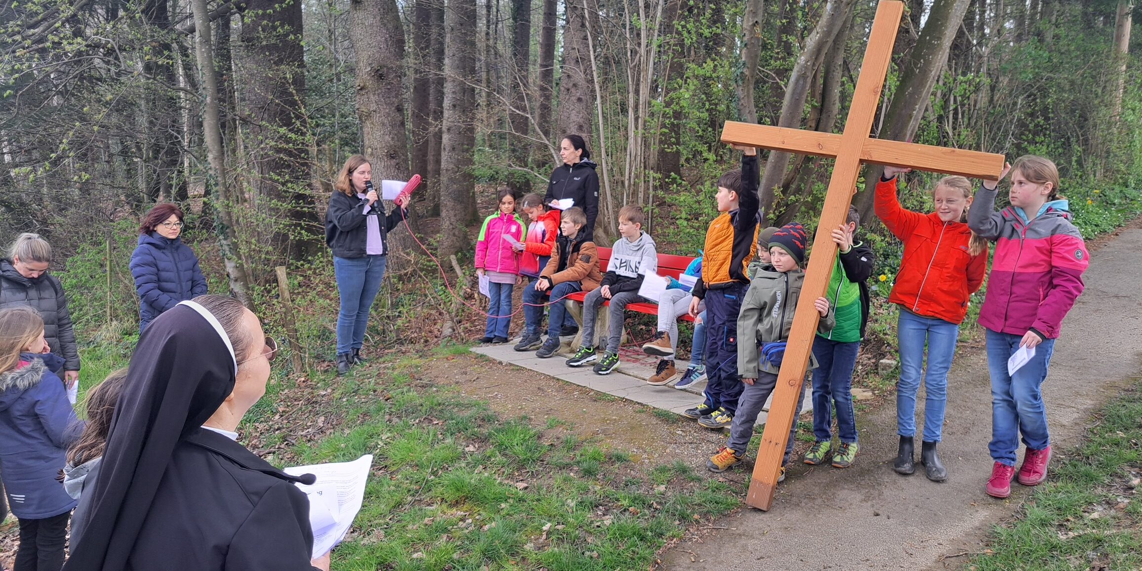 Kinder erleben Kreuzweg und Auferstehung – Pfarreiengemeinschaft Weißensberg